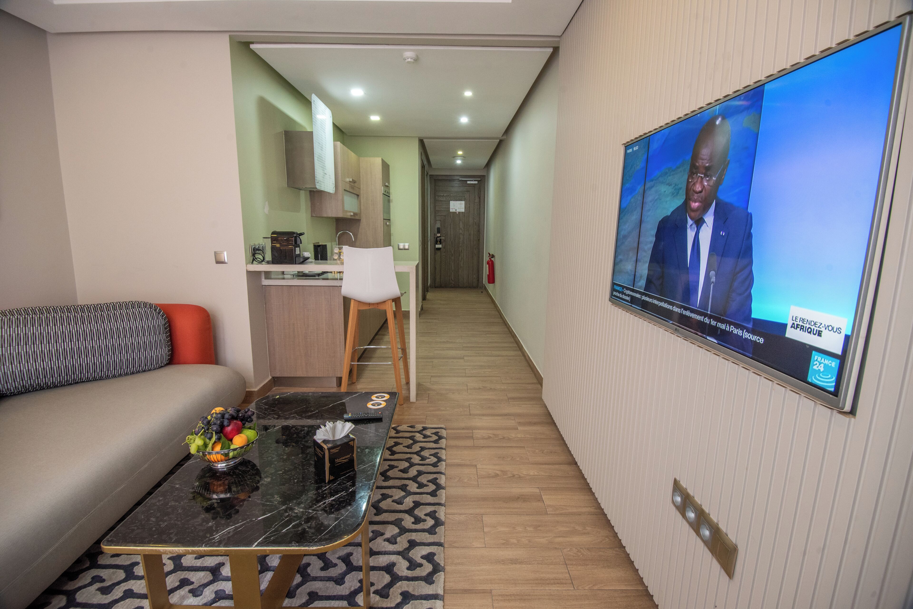 Suite Júnior | Sala de estar | Televisor de ecrã plano de 42 polegadas com canais via satélite 