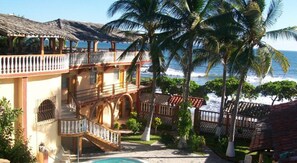 Resort com piscina, várias varandas e vista para o oceano.