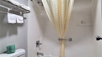 Uma banheira, artigos de higiene pessoal grátis, um secador de cabelo