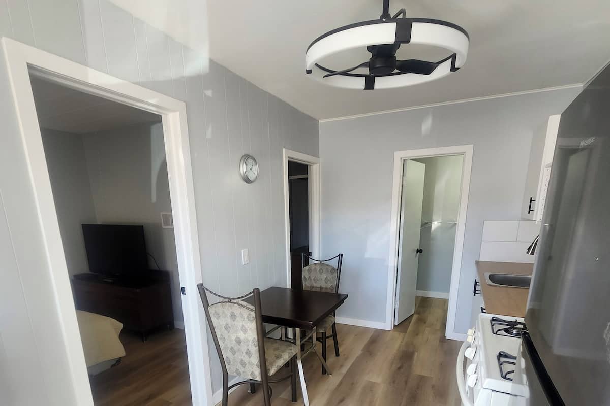 Quarto Duplo Económico, 2 quartos, cozinha | Com mobília individualizada, secretária, Wi-fi grátis