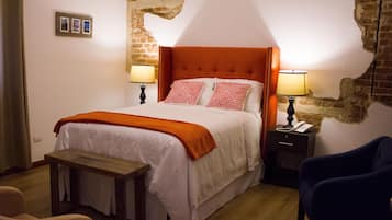 Quarto casal standard, 1 quarto | Roupas de cama premium, edredons de pluma, camas com colchões pillow-top