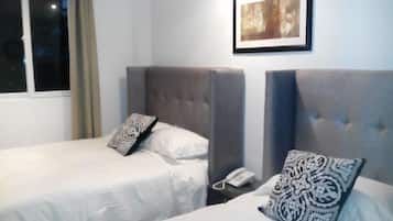 Quarto triplo (One Double + Twin Bed) | Roupas de cama premium, edredons de pluma, camas com colchões pillow-top