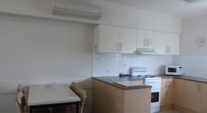 Apartamento, 2 quartos, cozinha | Cozinha privada | Um frigorífico/congelador grande, um micro-ondas, um forno 