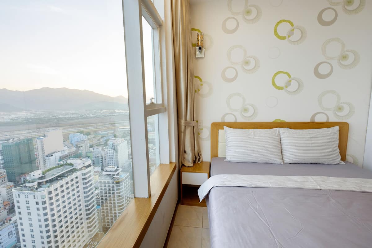 Apartamento, 2 quartos, vista para o mar | Cortinas blackout, ferros/tábuas de passar roupa, Wi-Fi de cortesia