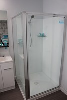 Quarto duplo luxo, sacada, de frente para o oceano | Banheiro | Chuveiro, produtos de toalete grátis, secador de cabelo 