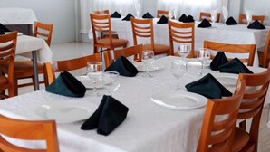 Pequenos-almoços, almoços e jantares servidos