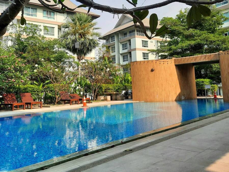 Piscina exterior, espreguiçadeiras