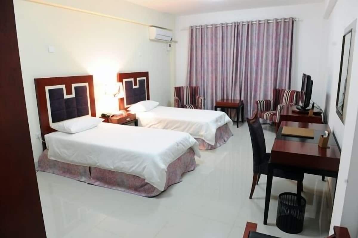 Minibar, cofre no quarto, secretária, camas desdobráveis
