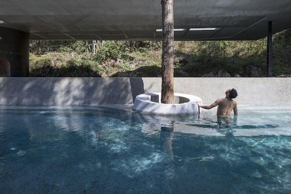 Piscina externa, piscina infinita, guarda-sóis, espreguiçadeiras