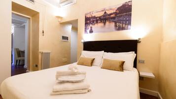 Quarto Duplo, casa de banho privativa | Com decoração personalizada, com mobília individualizada, secretária