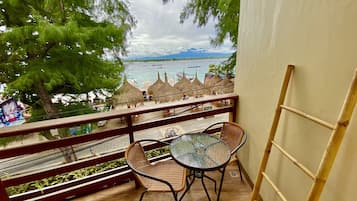 Quarto luxo, 1 cama Queen, vista para o mar | Vista da sacada