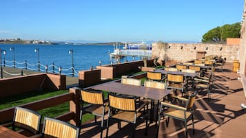 2 restaurantes, almoços servidos, cozinha internacional