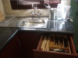 Um frigorífico/congelador grande, um micro-ondas, uma placa de cozinha