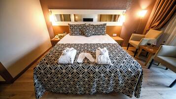 Frigobar, cofres nos quartos, escrivaninha, Wi-Fi de cortesia