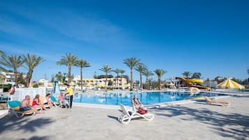 Piscina interna, 2 piscinas externas, guarda-sóis, espreguiçadeiras