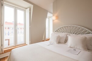 Apartamento luxo, 2 quartos, vista para o rio | Roupas de cama antialérgicas, cofres nos quartos, escrivaninha