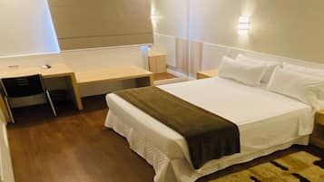 Quarto casal luxo | Frigobar, cofres nos quartos, escrivaninha, cortinas blackout