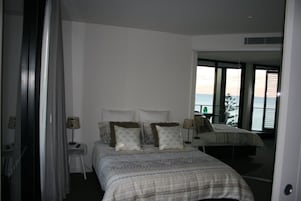 Apartamento Executivo, 2 quartos, vista para a praia | Minibar, secretária, ferro/tábua de engomar, Wi-fi grátis 