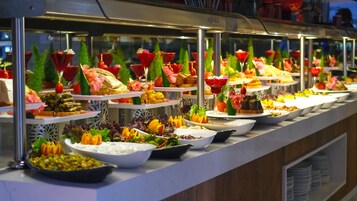 Pequenos-almoços servidos, cozinha local e internacional 