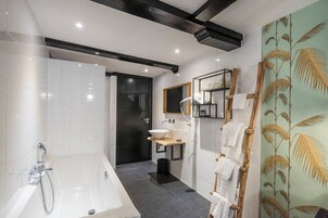 Suite, banheira | Casa de banho | Artigos de higiene pessoal grátis, toalhas fornecidas 