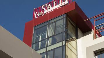 Um hotel com uma placa vermelha e branca que diz "Sallis Hotel & Spa".