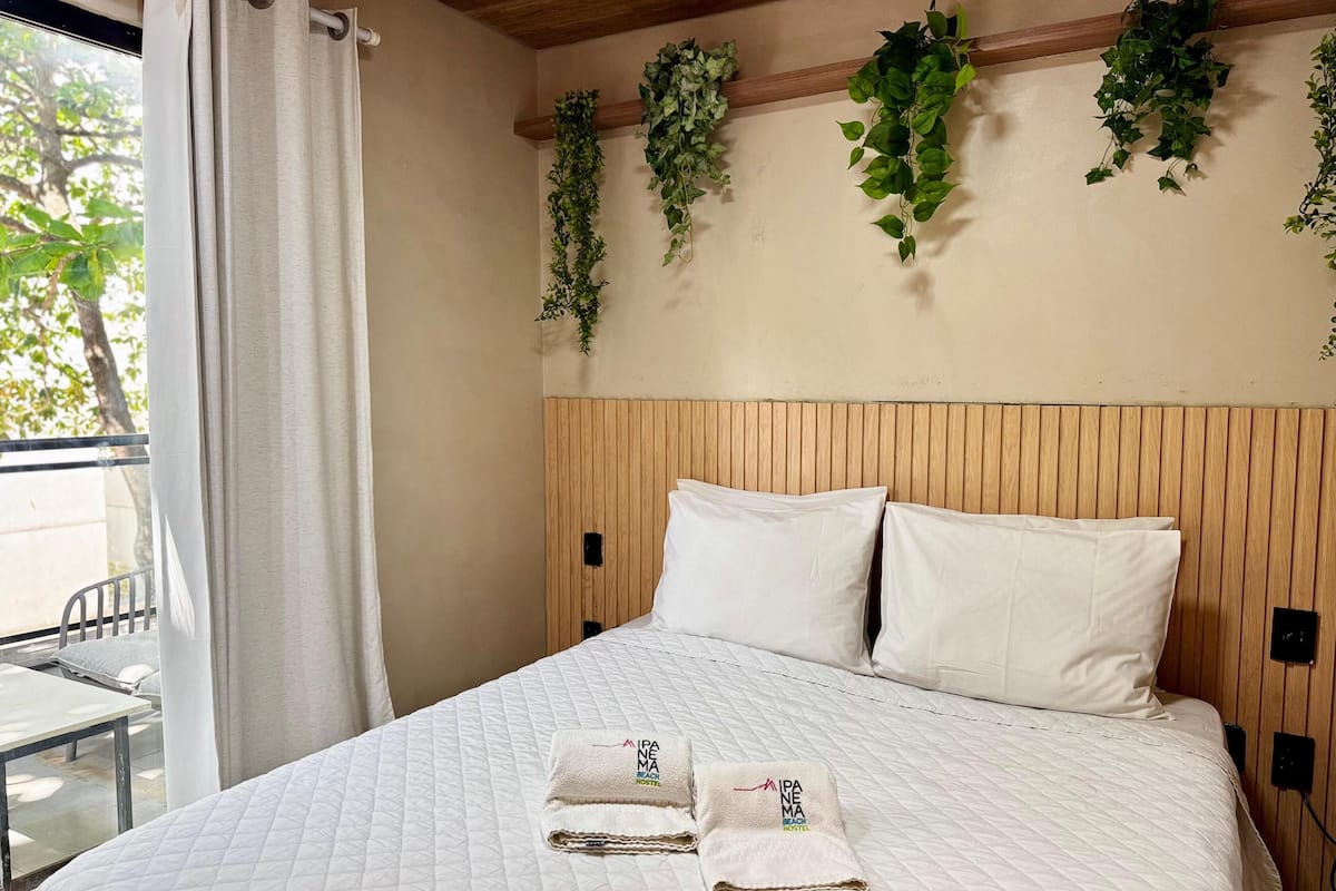 Suíte superior, 1 cama Queen | Cortinas blackout, ferros/tábuas de passar roupa, roupa de cama
