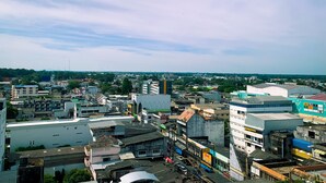 Uma área urbana densamente povoada com diversos edifícios, incluindo residenciais e comerciais.