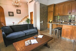 Suite Executiva, no edifício anexo (King) | Sala de estar | Televisor de ecrã plano de 42 polegadas com canais digitais, televisor 