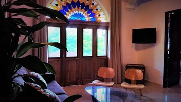 Suite Executiva, no edifício anexo (Queen) | Sala de estar | Televisor de ecrã plano de 42 polegadas com canais digitais, televisor 