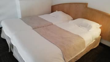 Quarto Quádruplo | Roupa de alta qualidade, camas de colchão Select Comfort, secretária