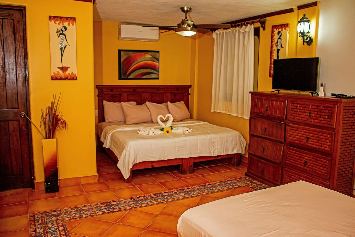 Quarto casal, vista para o oceano | Cortinas blackout, ferros/tábuas de passar roupa, Wi-Fi de cortesia