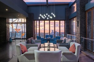 Este bar no terraço do hotel 