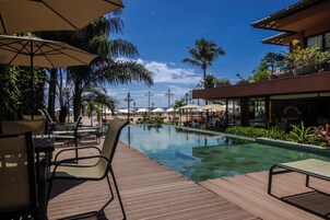 Piscina externa, espreguiçadeiras