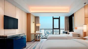 Edredões de penas, cofre no quarto, secretária