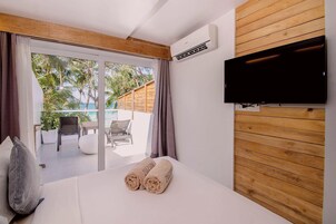 Quarto, varanda, em frente à praia | Cofre no quarto, secretária, Wi-fi grátis, roupa de cama fornecida