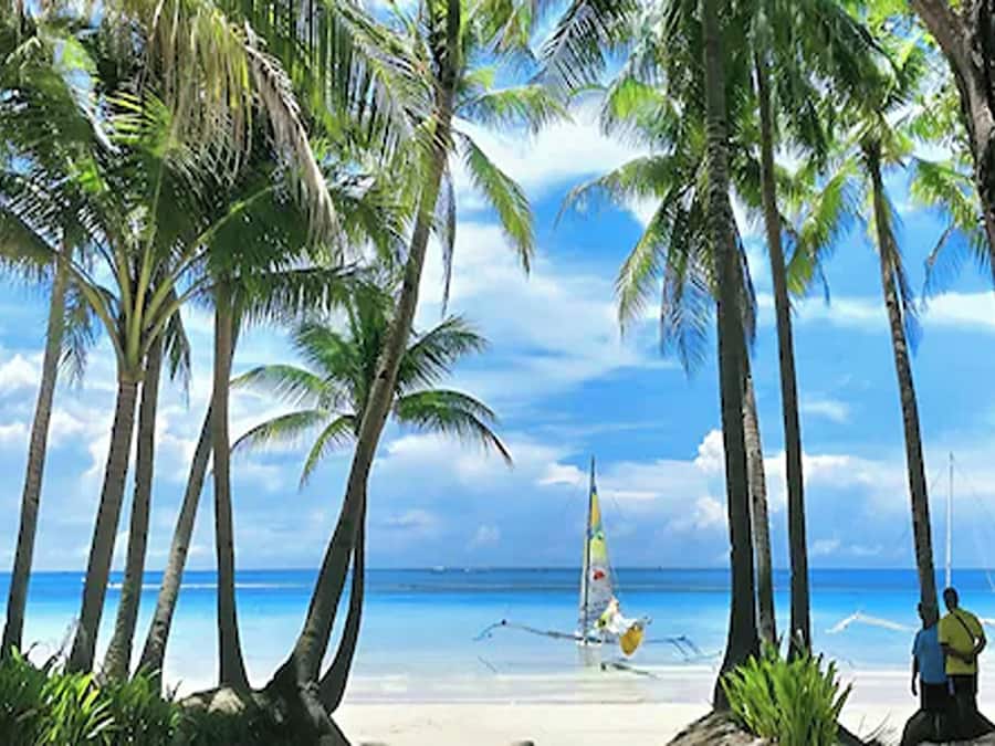 Na praia, praia de areia branca, espreguiçadeiras, guarda-sóis de praia