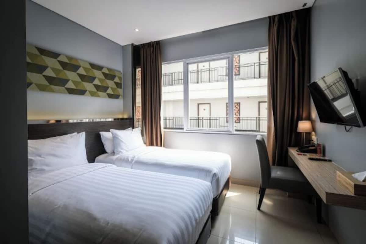 Roupa de alta qualidade, cofre no quarto, secretária