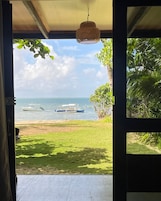Quarto, vista para o oceano, de frente para a praia | Roupas de cama premium, escrivaninha, espaço de trabalho para notebook