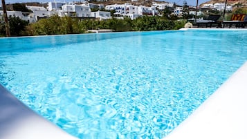 Piscina externa, funciona das 8h às 20h30, guarda-sóis