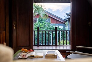 Quarto superior | Edredons de pluma, escrivaninha, cortinas blackout