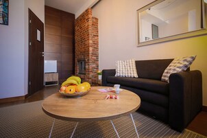 Apartamento Deluxe | Sala de estar | TV de ecrã plano 