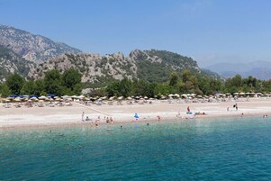 Praia particular nas proximidades, espreguiçadeiras, guarda-sóis 