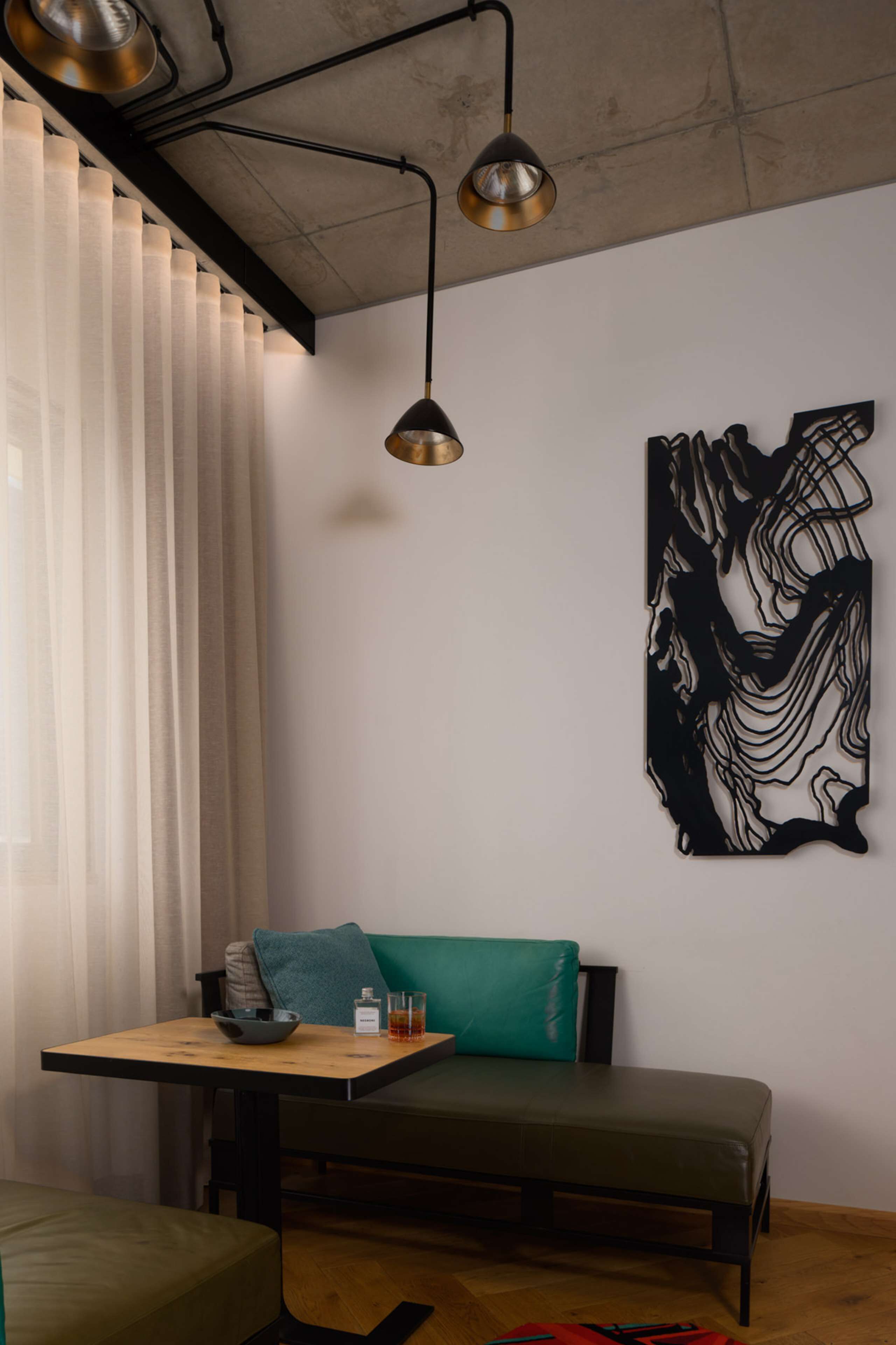 Um interior moderno com uma mesa de madeira, um banco e uma obra de arte abstrata na parede.