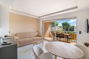 Penthouse Deluxe, vista para a piscina | Sala de estar | TV de ecrã plano 