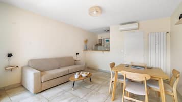 Estúdio, terraço, vista para o jardim | Sala | TV de ecrã plano