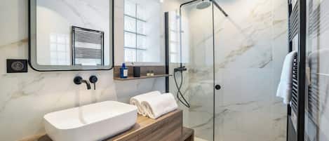 Cobertura luxo, vista para a piscina | Banheiro | Chuveiro, chuveiro com efeito de chuva, secador de cabelo