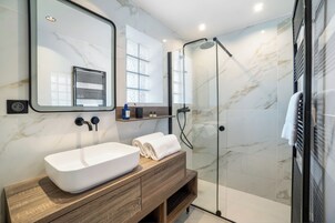 Penthouse Deluxe, vista para a piscina | Casa de banho | Um polibã, um chuveiro fixo, um secador de cabelo, toalhas fornecidas 