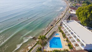 Hotel à beira-mar com piscina, acesso direto à praia e vista para o mar.