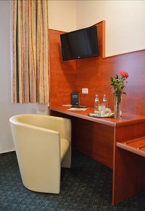 Quarto solteiro clássico | Roupas de cama antialérgicas, individualmente decorados, escrivaninha