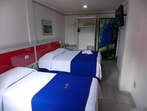 Roupa de alta qualidade, minibar, cofre com capacidade para portátil